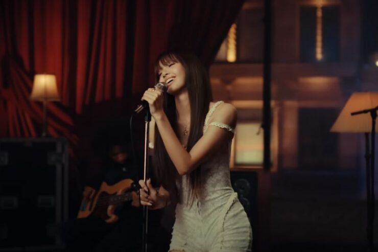 Lisa, do BLACKPINK, divulga performance de novo single