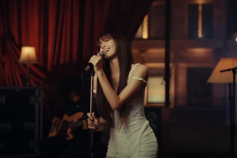 Lisa, do BLACKPINK, divulga performance de novo single