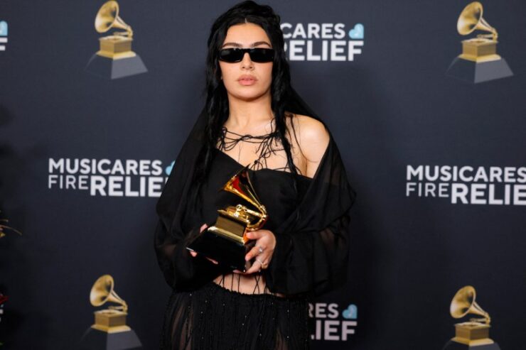 Charli XCX apoia Chappell Roan e iguala doação de R$ 150 mil para ...