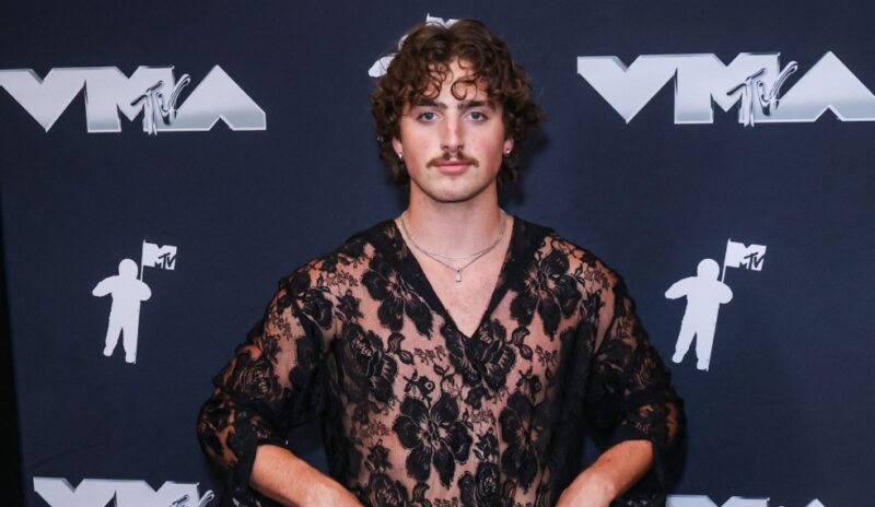 Benson Boone defende uso de roupa 'desconfortável' em performance ...