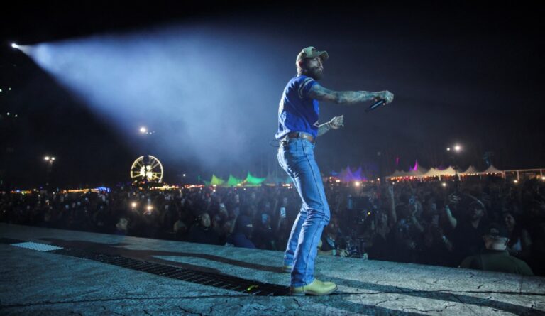 Post Malone cai do palco durante show nos EUA, mas segue cantando