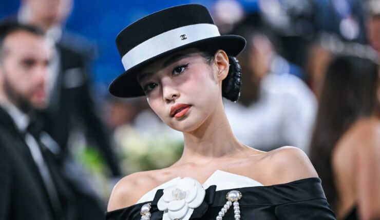 Look de Jennie para o Met Gala levou 330 horas para ser feito ...