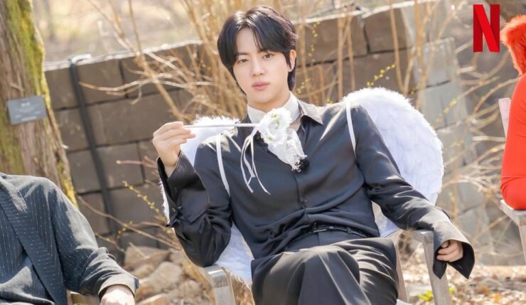 Jin se transforma em anjo para reality da Netflix