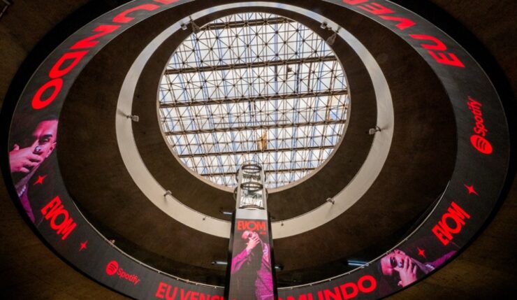 Veigh leva o trap de 'Eu Venci o Mundo' para o metrô em São Paulo ...