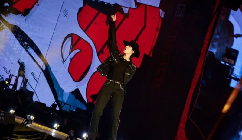 Jin recebe membros do BTS em estreia de tour solo; vídeos