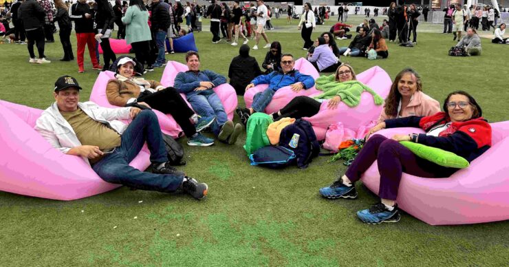 Família usa puffs infláveis para curtir maratona de shows no The
