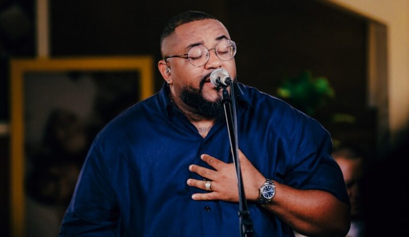 Tiee homenageia fãs em álbum ao vivo com 23 músicas revisadas