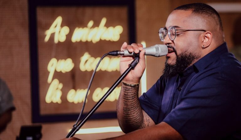 Tiee homenageia fãs em álbum ao vivo com 23 músicas revisadas