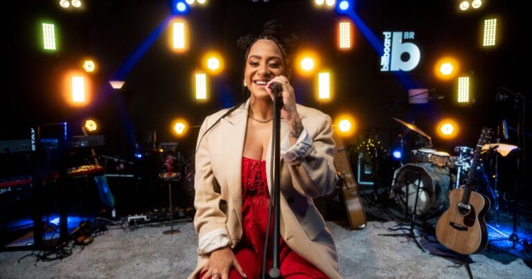 Lourena lança novo projeto acústico da Billboard Brasil