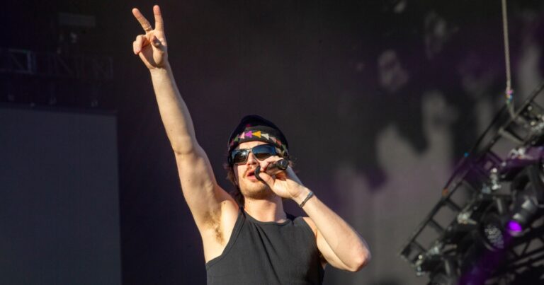 Djo mostra face 'camaleônica' no Lollapalooza 2026